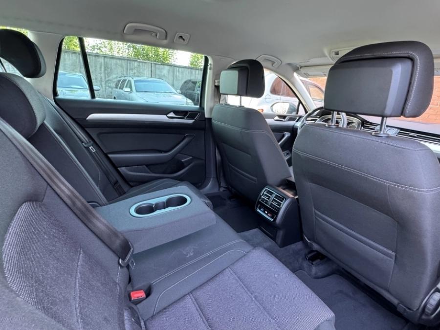 Grey Volkswagen Passat B8 2015 in Riga, with an engine capacity of 2.00 L and mileage of 307 thousand km for 7990 €, photo 4 on AUTOMOTO.COM.LV