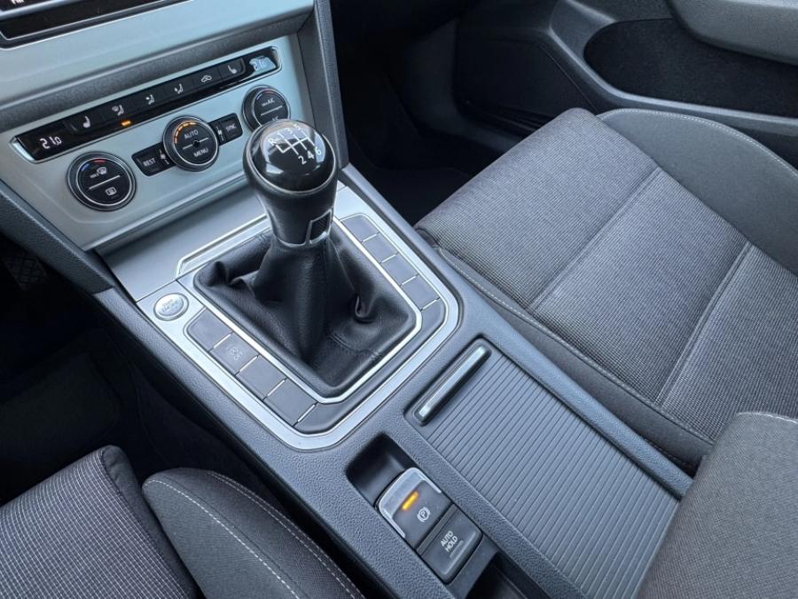 Grey Volkswagen Passat B8 2015 in Riga, with an engine capacity of 2.00 L and mileage of 307 thousand km for 7990 €, photo 10 on AUTOMOTO.COM.LV
