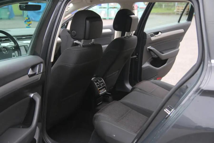 Pelēks Volkswagen Passat B8 2015 Rīga, ar dzinēja tilpumu 2.00 L un nobraukumu 268 tūkst. km par 6990 €, foto 7 vietnē AUTOMOTO.COM.LV