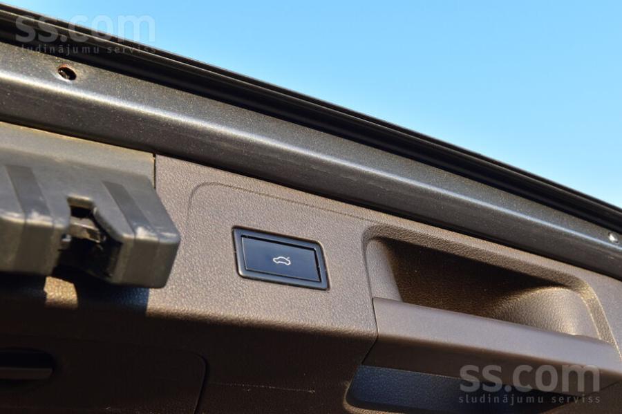 Grey Volkswagen Passat B8 2016 in Riga, with an engine capacity of 2.00 L and mileage of 255 thousand km for 13000 €, photo 15 on AUTOMOTO.COM.LV