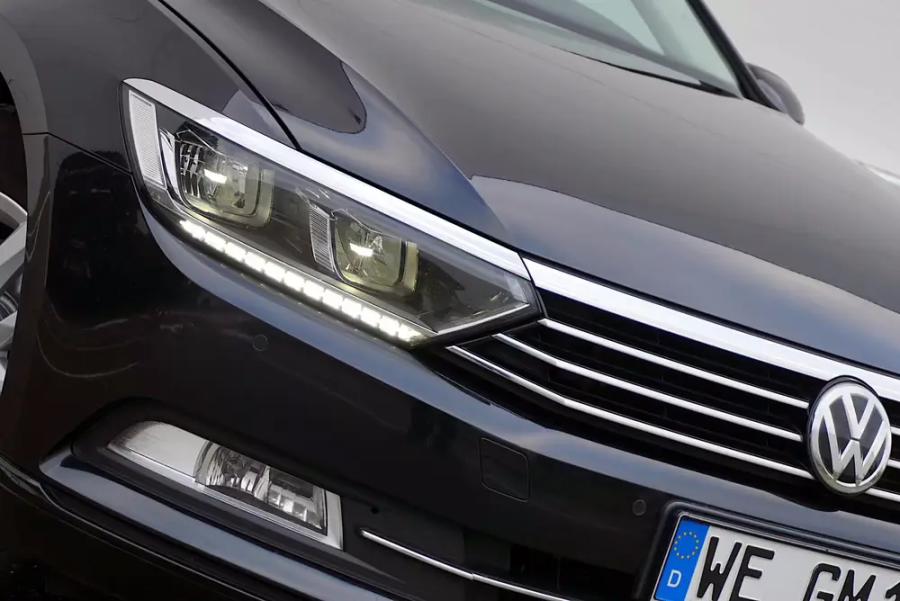 Pelēks Volkswagen Passat B8 2016 Rīga, ar dzinēja tilpumu 2.00 L un nobraukumu 233 tūkst. km par 7800 €, foto 1 vietnē AUTOMOTO.COM.LV