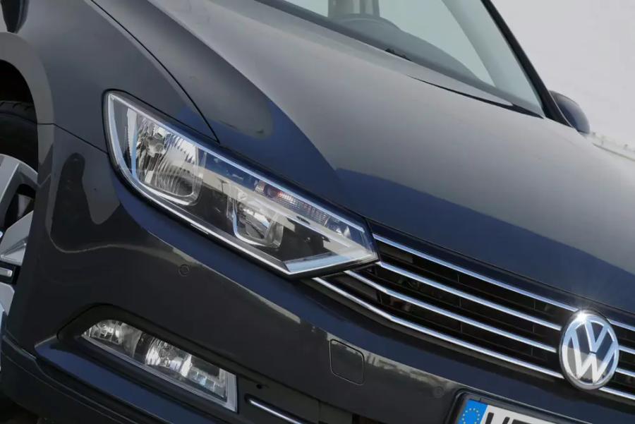 Pelēks Volkswagen Passat B8 2016 Rīga, ar dzinēja tilpumu 2.00 L un nobraukumu 233 tūkst. km par 7800 €, foto 3 vietnē AUTOMOTO.COM.LV