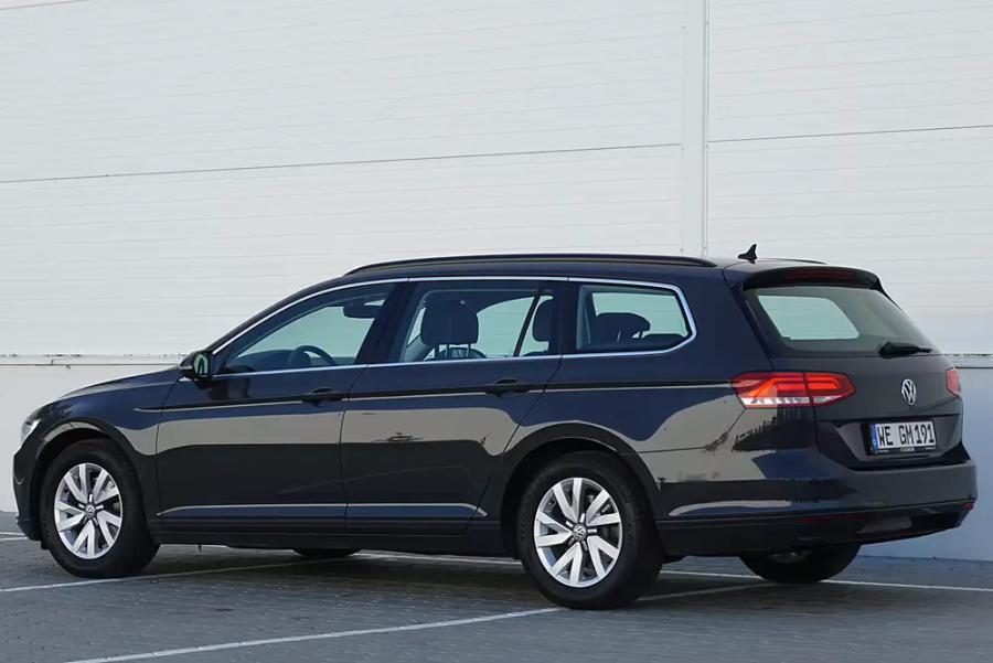 Pelēks Volkswagen Passat B8 2016 Rīga, ar dzinēja tilpumu 2.00 L un nobraukumu 233 tūkst. km par 7800 €, foto 8 vietnē AUTOMOTO.COM.LV