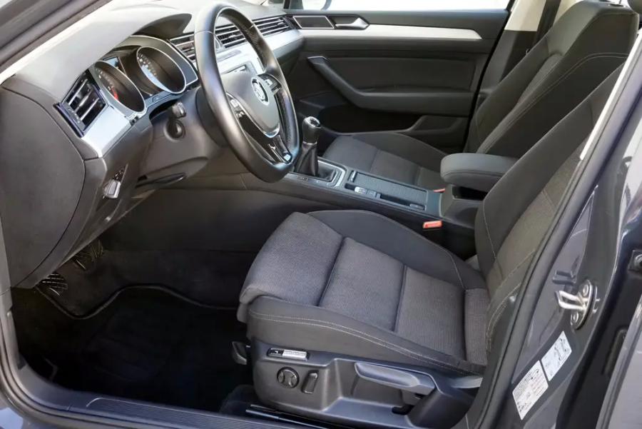 Pelēks Volkswagen Passat B8 2016 Rīga, ar dzinēja tilpumu 2.00 L un nobraukumu 233 tūkst. km par 7800 €, foto 14 vietnē AUTOMOTO.COM.LV
