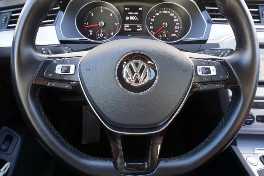 Pelēks Volkswagen Passat B8 2016 Rīga, ar dzinēja tilpumu 2.00 L un nobraukumu 233 tūkst. km par 7800 €, foto 16 vietnē AUTOMOTO.COM.LV