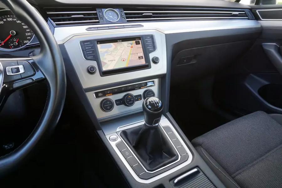 Pelēks Volkswagen Passat B8 2016 Rīga, ar dzinēja tilpumu 2.00 L un nobraukumu 233 tūkst. km par 7800 €, foto 19 vietnē AUTOMOTO.COM.LV