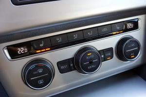 Pelēks Volkswagen Passat B8 2016 Rīga, ar dzinēja tilpumu 2.00 L un nobraukumu 233 tūkst. km par 7800 €, foto 26 vietnē AUTOMOTO.COM.LV