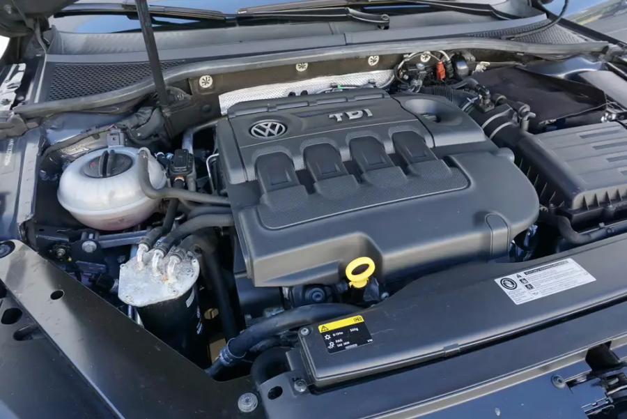 Pelēks Volkswagen Passat B8 2016 Rīga, ar dzinēja tilpumu 2.00 L un nobraukumu 233 tūkst. km par 7800 €, foto 31 vietnē AUTOMOTO.COM.LV