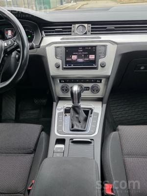 Grey Volkswagen Passat B8 2017 in Tukums, with an engine capacity of 2.00 L and mileage of 236 thousand km for 10299 €, photo 10 on AUTOMOTO.COM.LV