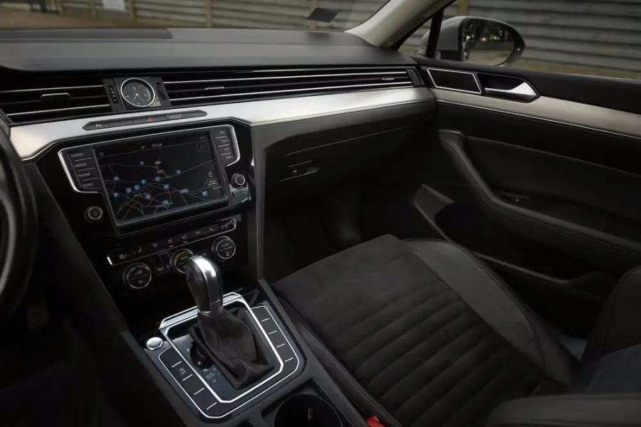 Pelēks Volkswagen Passat B8 2017 Jelgava, ar dzinēja tilpumu 2.00 L un nobraukumu 179 tūkst. km par 11500 €, foto 14 vietnē AUTOMOTO.COM.LV