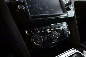 Pelēks Volkswagen Passat B8 2017 Jelgava, ar dzinēja tilpumu 2.00 L un nobraukumu 179 tūkst. km par 11500 €, foto 15 vietnē AUTOMOTO.COM.LV