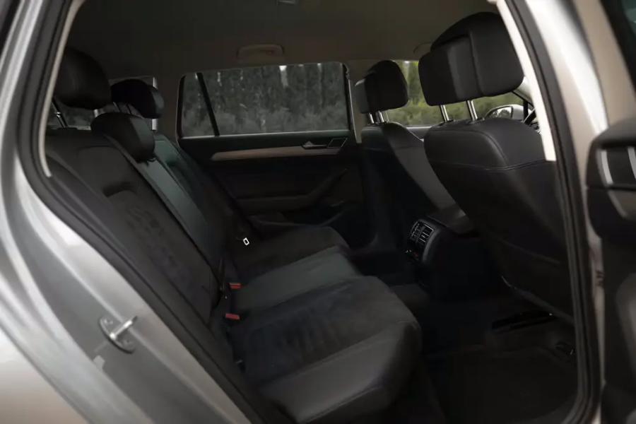 Pelēks Volkswagen Passat B8 2017 Jelgava, ar dzinēja tilpumu 2.00 L un nobraukumu 179 tūkst. km par 11500 €, foto 19 vietnē AUTOMOTO.COM.LV