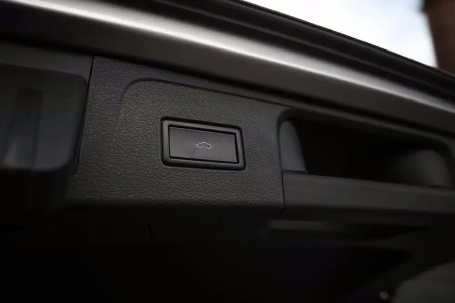 Pelēks Volkswagen Passat B8 2017 Jelgava, ar dzinēja tilpumu 2.00 L un nobraukumu 179 tūkst. km par 11500 €, foto 21 vietnē AUTOMOTO.COM.LV