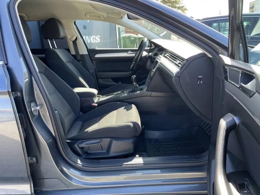 Pelēks Volkswagen Passat B8 2017 Talsi, ar dzinēja tilpumu 1.60 L un nobraukumu 260 tūkst. km par 7990 €, foto 10 vietnē AUTOMOTO.COM.LV