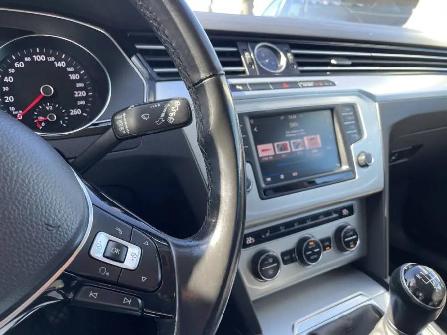 Pelēks Volkswagen Passat B8 2017 Talsi, ar dzinēja tilpumu 1.60 L un nobraukumu 260 tūkst. km par 7990 €, foto 17 vietnē AUTOMOTO.COM.LV