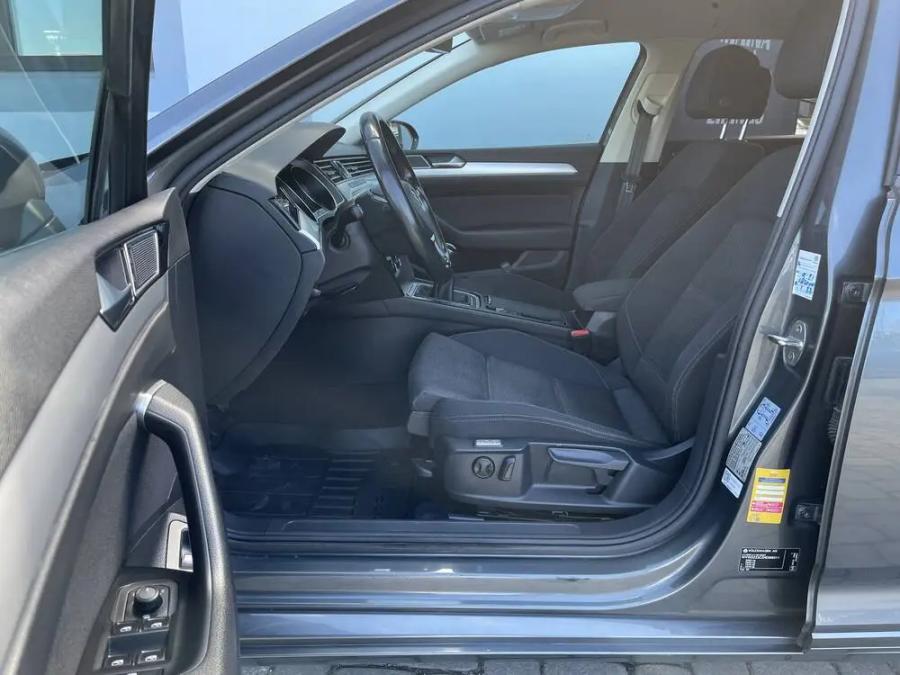 Pelēks Volkswagen Passat B8 2017 Talsi, ar dzinēja tilpumu 1.60 L un nobraukumu 260 tūkst. km par 7990 €, foto 23 vietnē AUTOMOTO.COM.LV