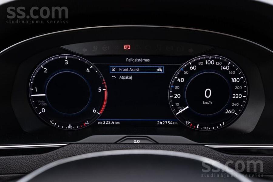 Pelēks Volkswagen Passat B8 2017 Rīga, ar dzinēja tilpumu 2.00 L un nobraukumu 240 tūkst. km par 9950 €, foto 24 vietnē AUTOMOTO.COM.LV