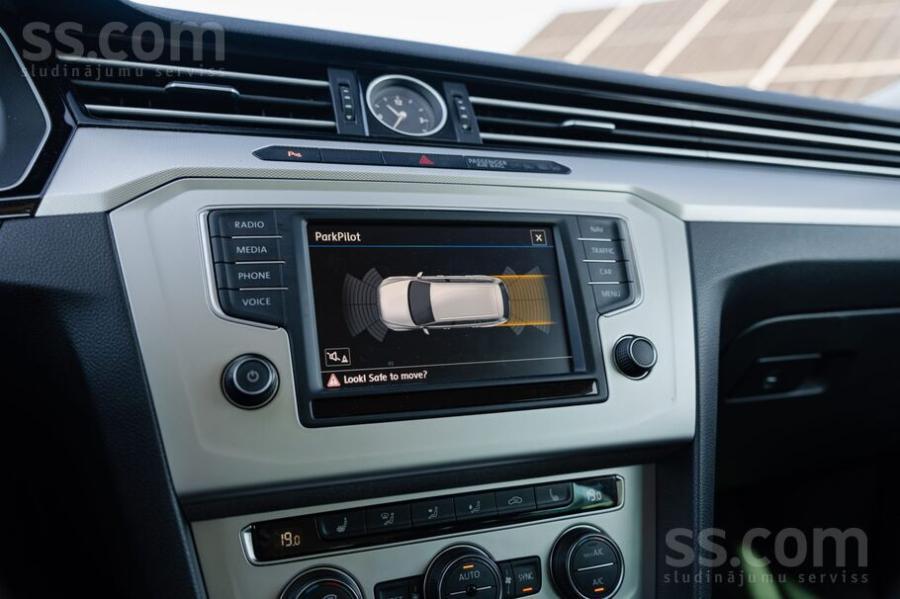 Grey Volkswagen Passat B8 2017 in Riga, with an engine capacity of 2.00 L and mileage of 253 thousand km for 12890 €, photo 21 on AUTOMOTO.COM.LV