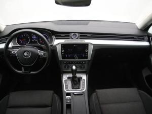 Grey Volkswagen Passat B8 2018 in Vilnius, with an engine capacity of 1.40 L and mileage of 172 thousand km for 12899 €, photo 3 on AUTOMOTO.COM.LV