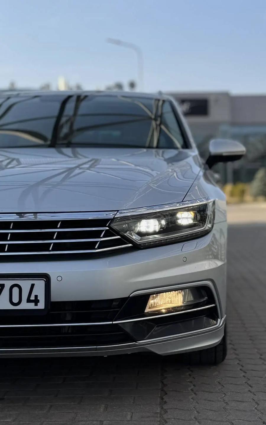 Grey Volkswagen Passat B8 2018 in Riga, with an engine capacity of 2.00 L and mileage of 217 thousand km for 14500 €, photo 9 on AUTOMOTO.COM.LV