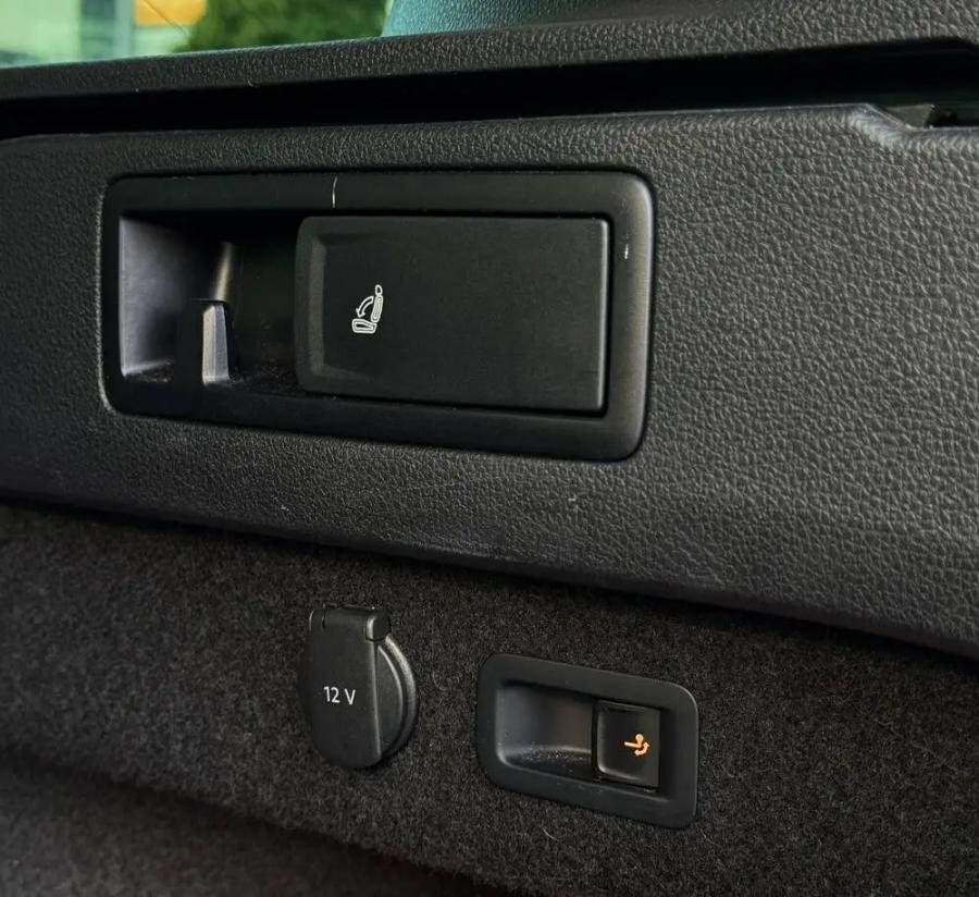 Grey Volkswagen Passat B8 2018 in Riga, with an engine capacity of 2.00 L and mileage of 217 thousand km for 14500 €, photo 12 on AUTOMOTO.COM.LV