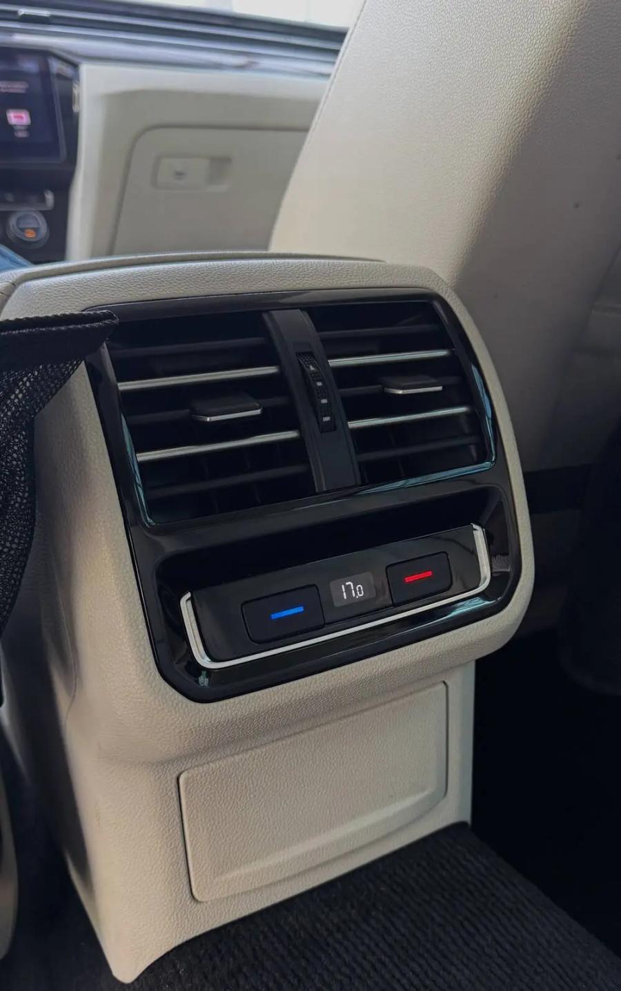 Grey Volkswagen Passat B8 2018 in Riga, with an engine capacity of 2.00 L and mileage of 217 thousand km for 14500 €, photo 17 on AUTOMOTO.COM.LV