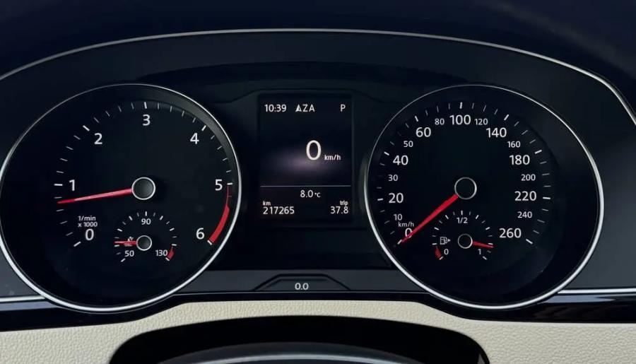 Grey Volkswagen Passat B8 2018 in Riga, with an engine capacity of 2.00 L and mileage of 217 thousand km for 14500 €, photo 26 on AUTOMOTO.COM.LV