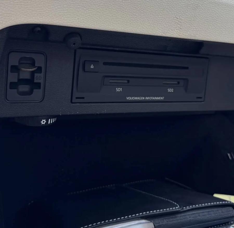 Grey Volkswagen Passat B8 2018 in Riga, with an engine capacity of 2.00 L and mileage of 217 thousand km for 14500 €, photo 29 on AUTOMOTO.COM.LV
