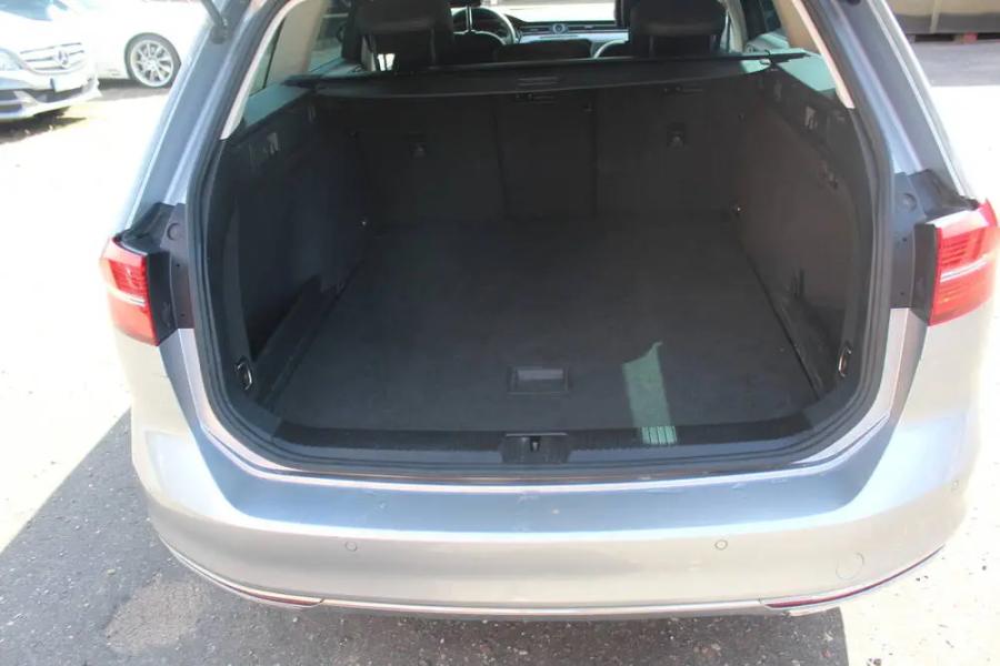 Grey Volkswagen Passat B8 2019 in Liepaja, with an engine capacity of 2.00 L and mileage of 255 thousand km for 14500 €, photo 6 on AUTOMOTO.COM.LV