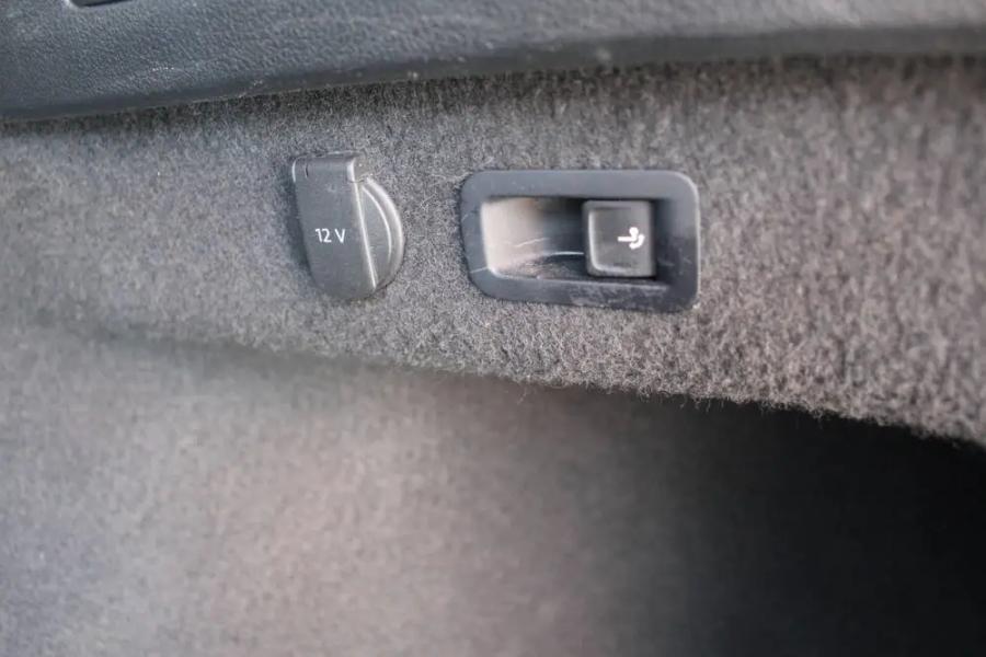 Grey Volkswagen Passat B8 2019 in Liepaja, with an engine capacity of 2.00 L and mileage of 255 thousand km for 14500 €, photo 7 on AUTOMOTO.COM.LV
