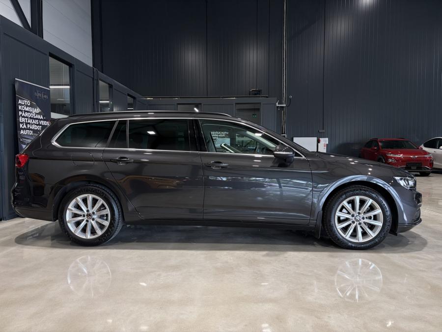 Pelēks Volkswagen Passat B8 2023 Rīga, ar dzinēja tilpumu 1.50 L un nobraukumu 16 tūkst. km par 18990 €, foto 1 vietnē AUTOMOTO.COM.LV