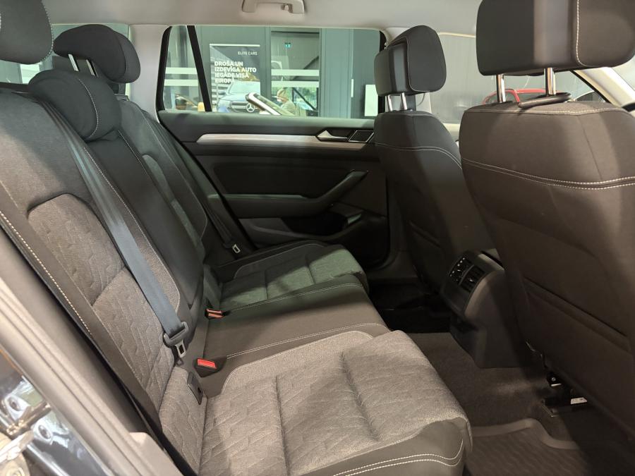 Pelēks Volkswagen Passat B8 2023 Rīga, ar dzinēja tilpumu 1.50 L un nobraukumu 16 tūkst. km par 18990 €, foto 20 vietnē AUTOMOTO.COM.LV