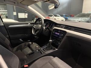 Pelēks Volkswagen Passat B8 2023 Rīga, ar dzinēja tilpumu 1.50 L un nobraukumu 16 tūkst. km par 18990 €, foto 21 vietnē AUTOMOTO.COM.LV