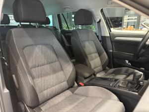 Pelēks Volkswagen Passat B8 2023 Rīga, ar dzinēja tilpumu 1.50 L un nobraukumu 16 tūkst. km par 18990 €, foto 22 vietnē AUTOMOTO.COM.LV
