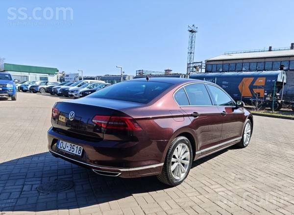 Red Volkswagen Passat B8 2018 in Liepaja, with an engine capacity of 1.40 L and mileage of 86 thousand km for 17500 €, photo 5 on AUTOMOTO.COM.LV