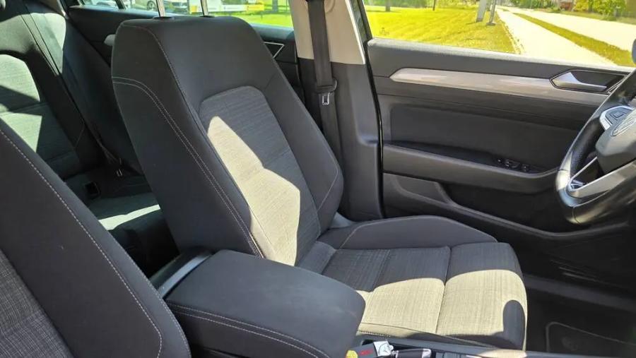 Volkswagen Passat B8 2021 in Riga, with an engine capacity of 2.00 L and mileage of 257 thousand km for 13950 €, photo 18 on AUTOMOTO.COM.LV