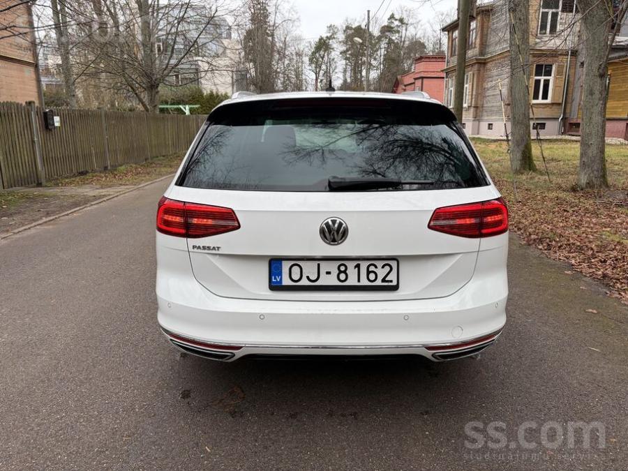 White Volkswagen Passat B8 2018 in Jurmala, with an engine capacity of 2.00 L and mileage of 171 thousand km for 15900 €, photo 4 on AUTOMOTO.COM.LV