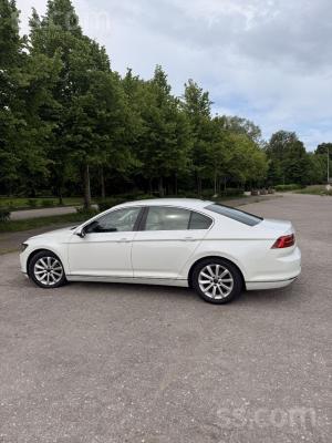 White Volkswagen Passat B8 2015 in Liepaja, with an engine capacity of 2.00 L and mileage of 328 thousand km for 11300 €, photo 5 on AUTOMOTO.COM.LV