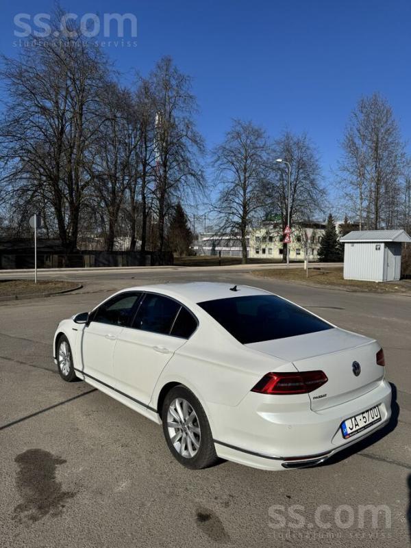Balts Volkswagen Passat B8 2015 Rīga, ar dzinēja tilpumu 2.00 L un nobraukumu 191 tūkst. km par 13000 €, foto 4 vietnē AUTOMOTO.COM.LV