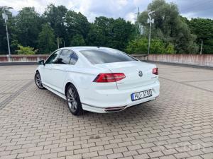 White Volkswagen Passat B8 2016 in Riga, with an engine capacity of 2.00 L and mileage of 213 thousand km for 12500 €, photo 4 on AUTOMOTO.COM.LV