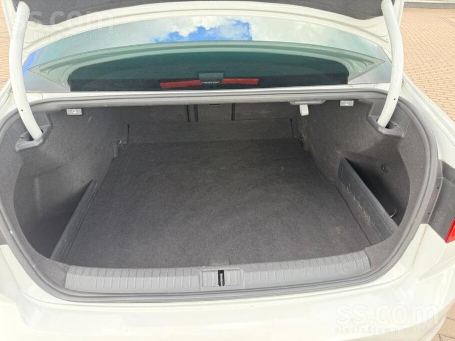 White Volkswagen Passat B8 2016 in Riga, with an engine capacity of 2.00 L and mileage of 213 thousand km for 12500 €, photo 10 on AUTOMOTO.COM.LV