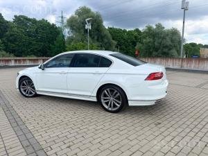 White Volkswagen Passat B8 2016 in Riga, with an engine capacity of 2.00 L and mileage of 213 thousand km for 12500 €, photo 12 on AUTOMOTO.COM.LV