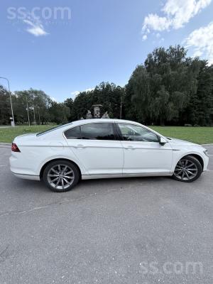 White Volkswagen Passat B8 2017 in Riga, with an engine capacity of 2.00 L and mileage of 167 thousand km for 11500 €, photo 5 on AUTOMOTO.COM.LV