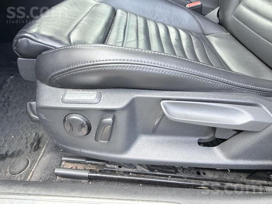 White Volkswagen Passat B8 2017 in Riga, with an engine capacity of 2.00 L and mileage of 167 thousand km for 11500 €, photo 12 on AUTOMOTO.COM.LV