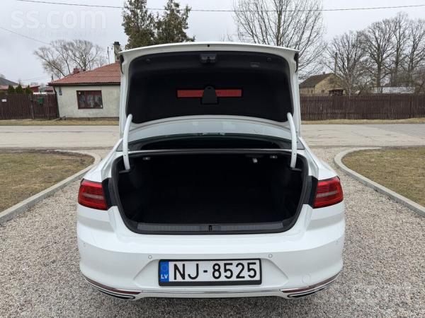 White Volkswagen Passat B8 2018 in Ventspils, with an engine capacity of 2.00 L and mileage of 202 thousand km for 14900 €, photo 8 on AUTOMOTO.COM.LV