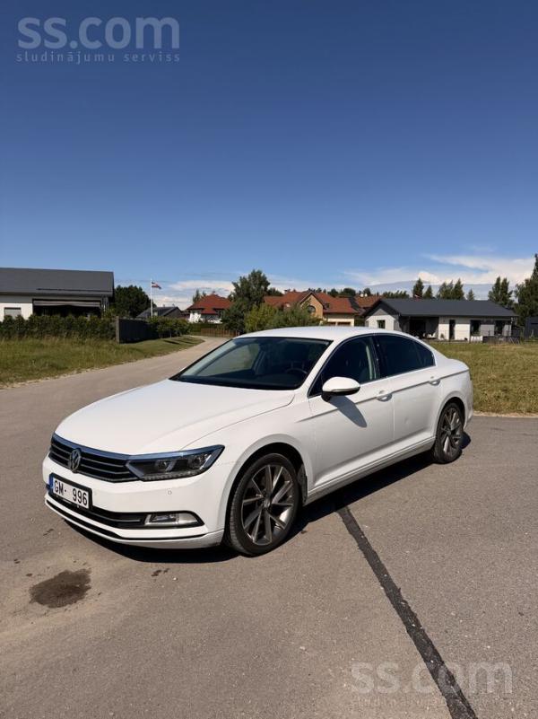 White Volkswagen Passat B8 2018 in Riga, with an engine capacity of 2.00 L and mileage of 135 thousand km for 14900 €, photo 3 on AUTOMOTO.COM.LV