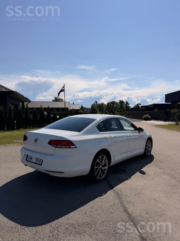 White Volkswagen Passat B8 2018 in Riga, with an engine capacity of 2.00 L and mileage of 135 thousand km for 14900 €, photo 5 on AUTOMOTO.COM.LV
