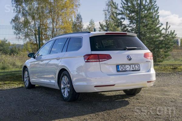 White Volkswagen Passat B8 2015 in Riga, with an engine capacity of 1.60 L and mileage of 375 thousand km for 8790 €, photo 4 on AUTOMOTO.COM.LV