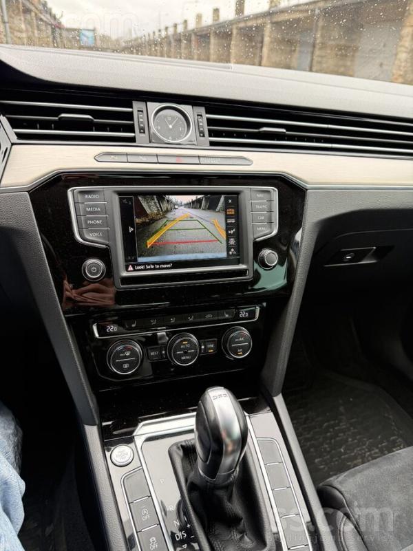 White Volkswagen Passat B8 2015 in Cesis, with an engine capacity of 2.00 L and mileage of 301 thousand km for 10500 €, photo 8 on AUTOMOTO.COM.LV