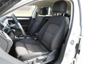 White Volkswagen Passat B8 2015 in Riga, with an engine capacity of 1.60 L and mileage of 375 thousand km for 7200 €, photo 11 on AUTOMOTO.COM.LV